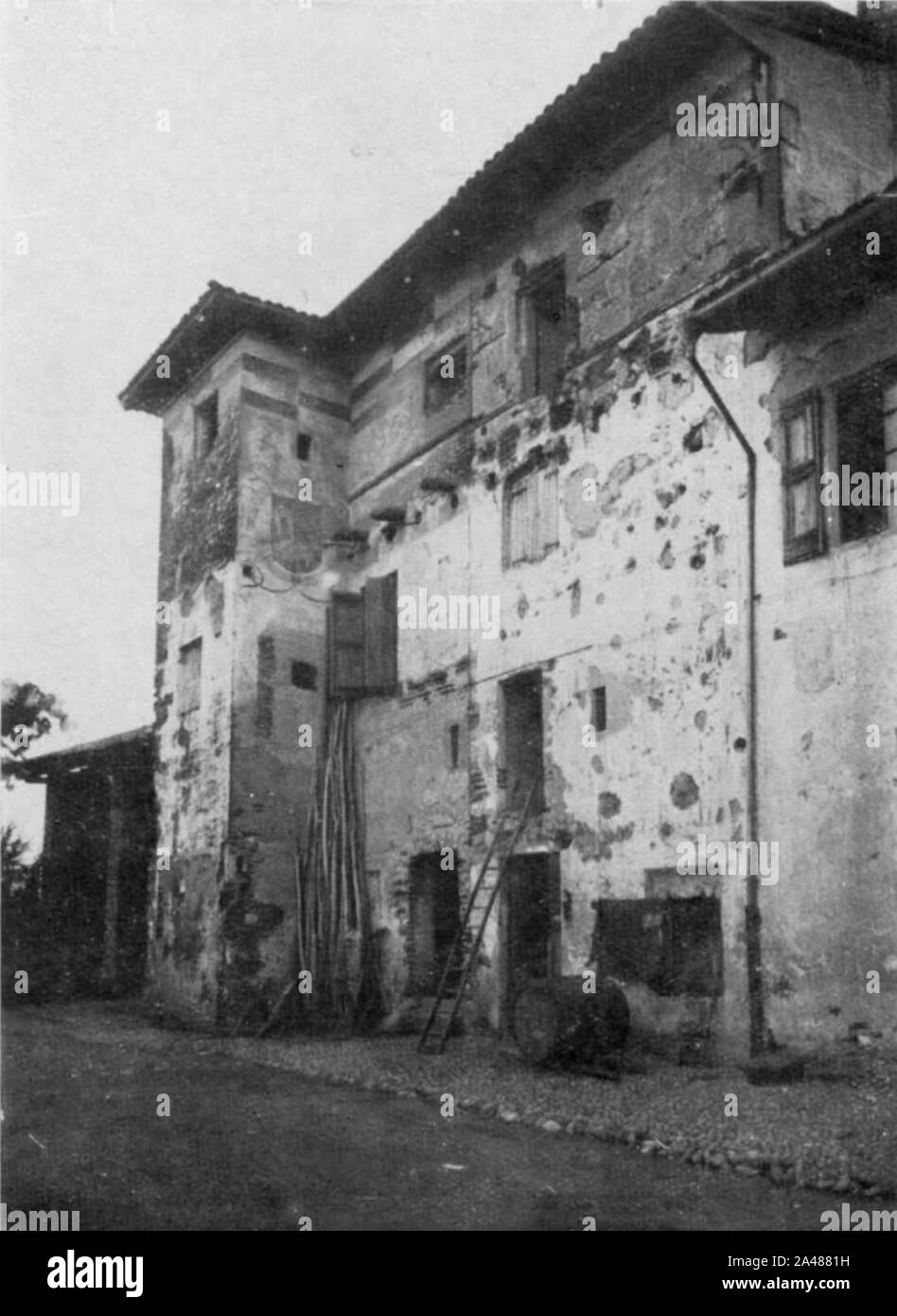 Fig 130, castello di pombia del sec XVI, fronte ovest, p212, foto nigra ...