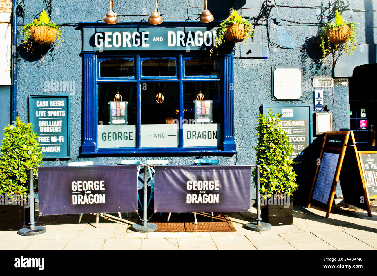 George dragon pub high street hi-res stock photography and images - Alamy