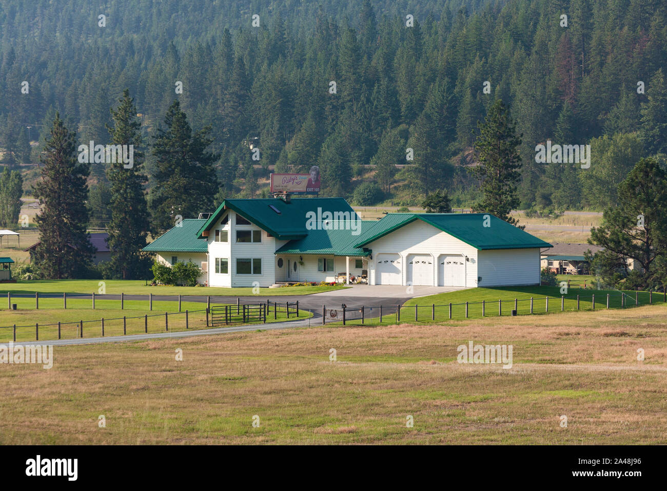 Ranch house exterior hi-res stock photography and images - Alamy
