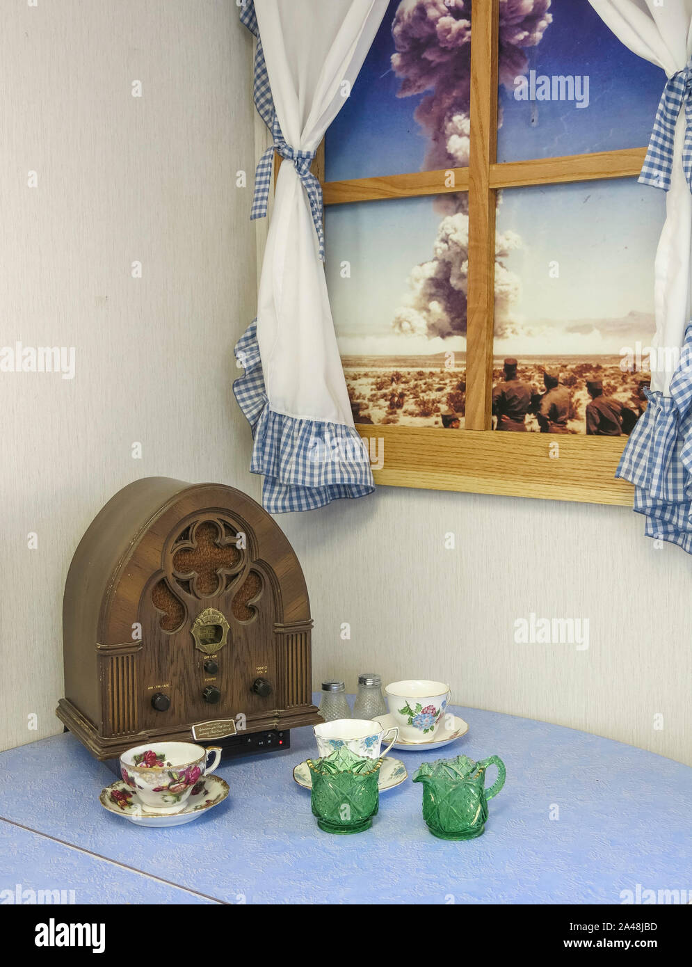 Vintage Still Life, Old Radio and Coffee Cups, USA Stock Photo - Alamy