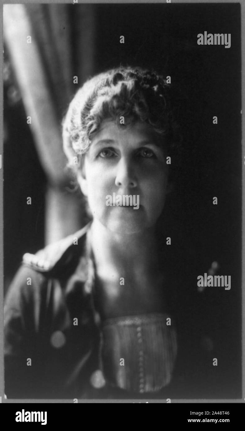 Florence Kling Harding, head-and-shoulders portrait, facing front ...