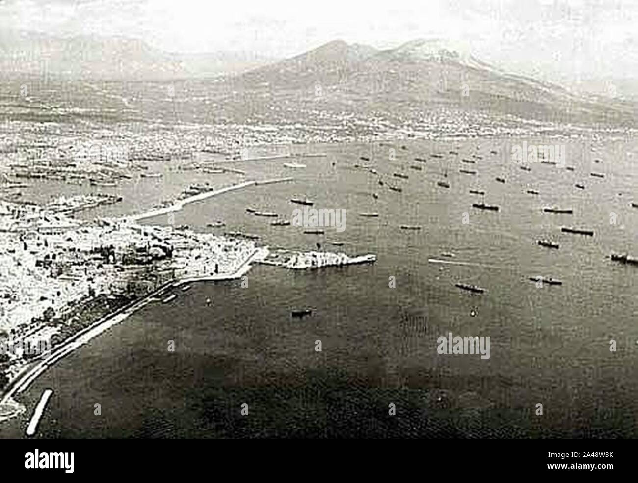 Flotta degli Alleati nel Golfo di Napoli (1944 Stock Photo - Alamy