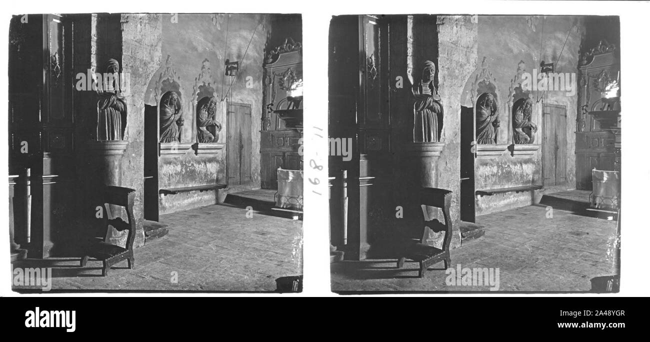 Figures d'un sepulcre a Besalú Stock Photo - Alamy