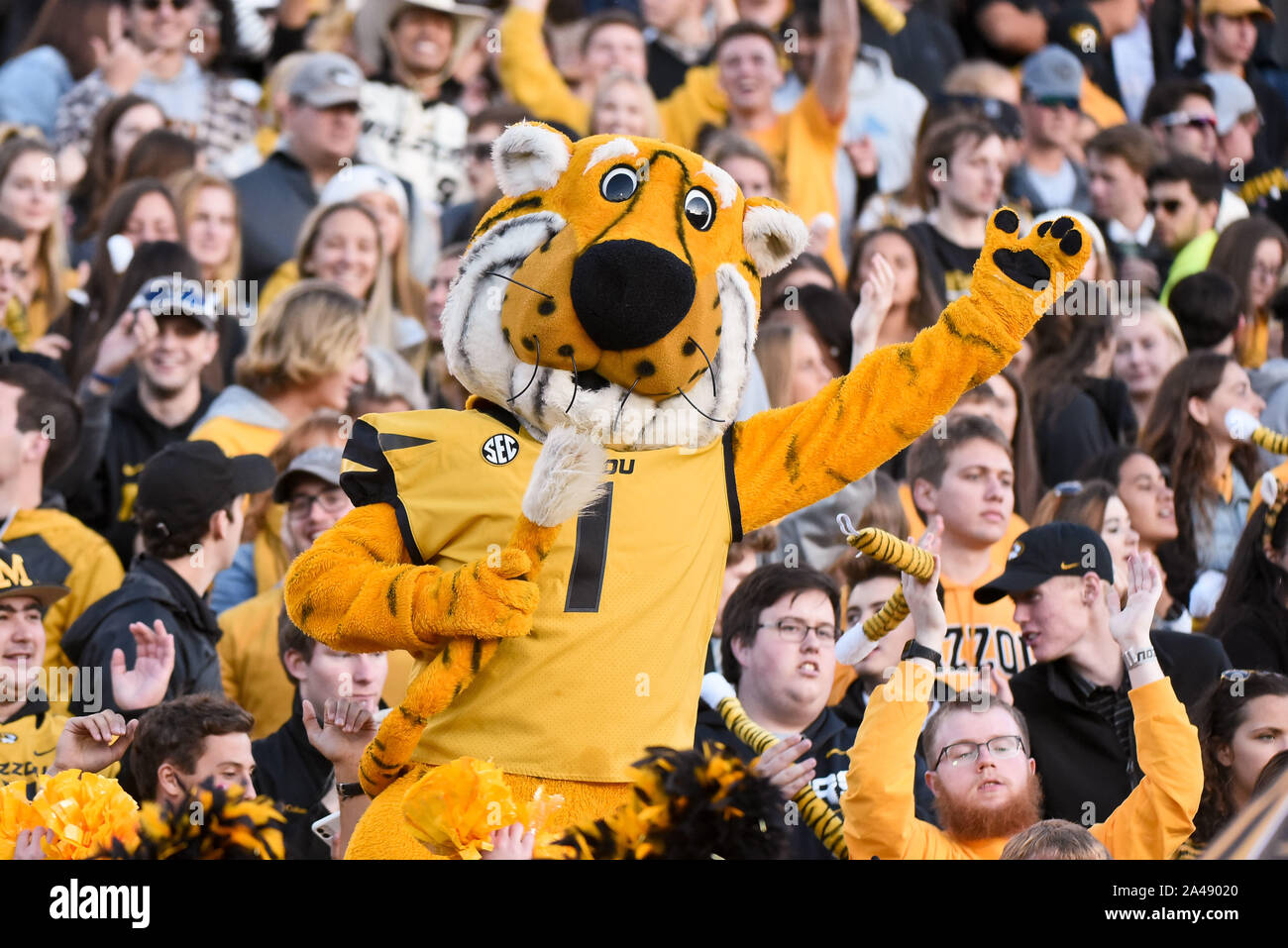 Oct 12, 2019: The Missouri mascot Truman uses his tail as a microphone ...