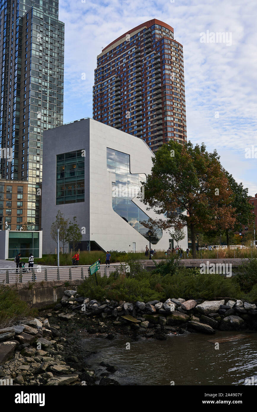 Hunters Point Community Library, designed by Steven Holl Architects ...
