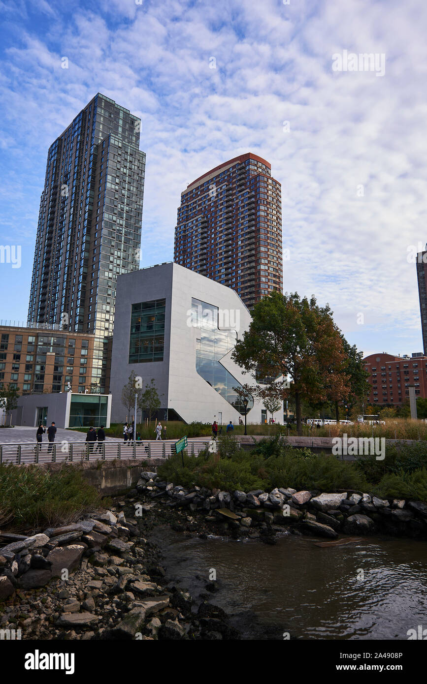 Hunters Point Community Library, designed by Steven Holl Architects ...