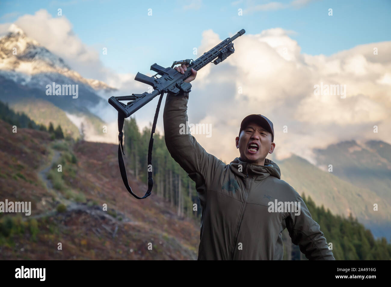 Holding a machine gun hi-res stock photography and images - Alamy