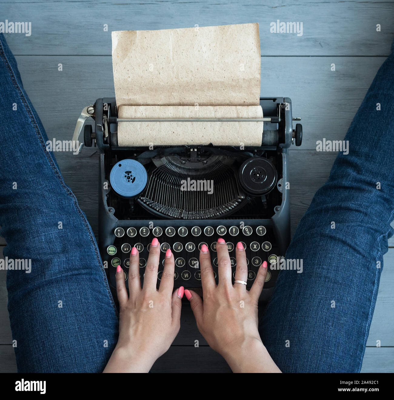 Girl typing letter typewriter hi-res stock photography and images - Alamy