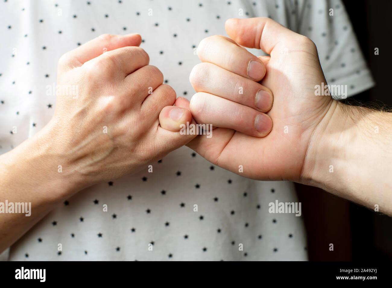 Hands holding pinky fingers hi-res stock photography and images - Alamy