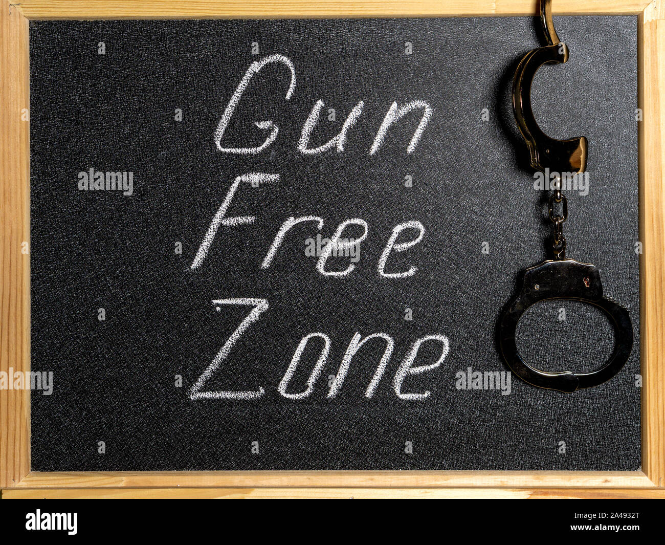 School gun free zone sign hi-res stock photography and images - Alamy