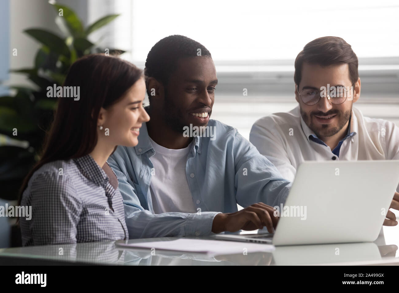 African man showing report on hi-res stock photography and images - Alamy