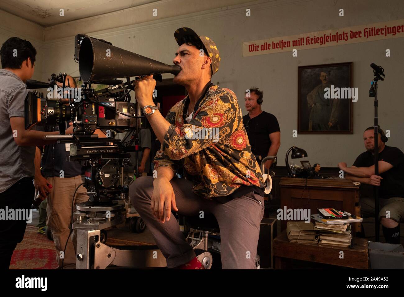 Taika waititi jojo rabbit on set hi-res stock photography and images ...