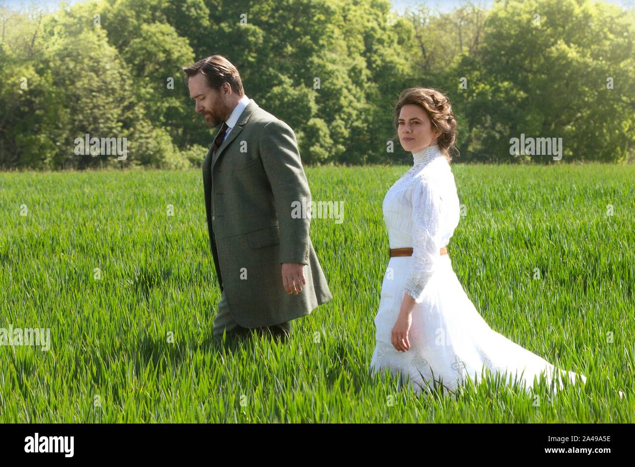 MATTHEW MACFADYEN and HAYLEY ATWELL in HOWARDS END (2017), directed by ...