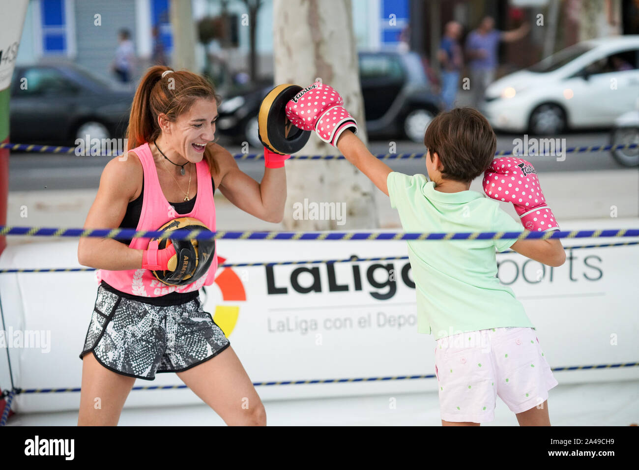 Female boxer training competition hi-res stock photography and images ...