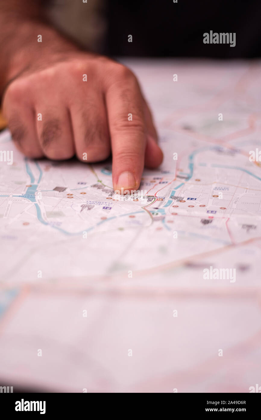 tourist pointing to a place on the city map Stock Photo - Alamy