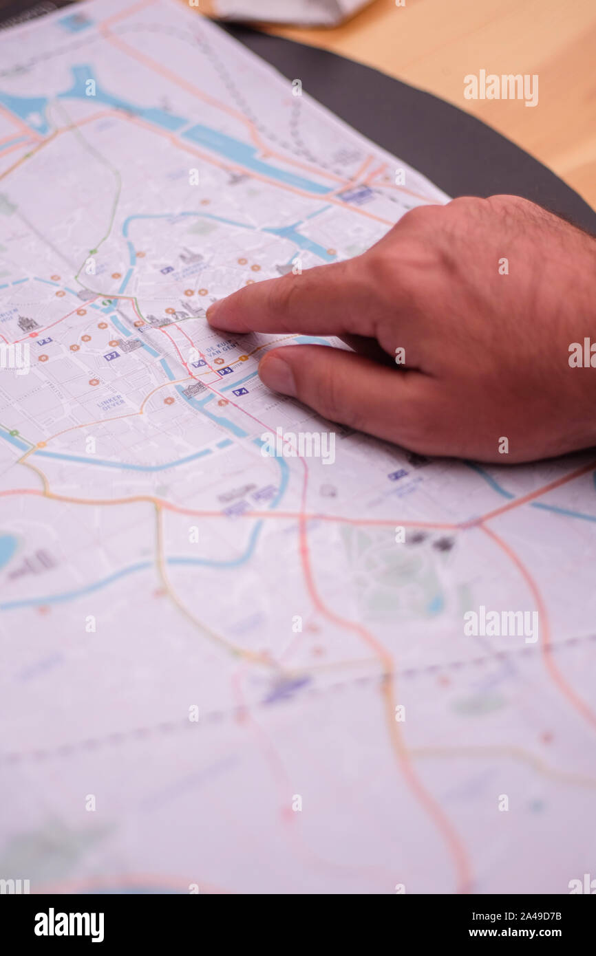 tourist pointing to a place on the city map Stock Photo - Alamy