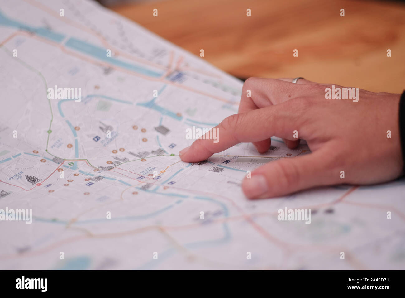 tourist pointing to a place on the city map Stock Photo - Alamy