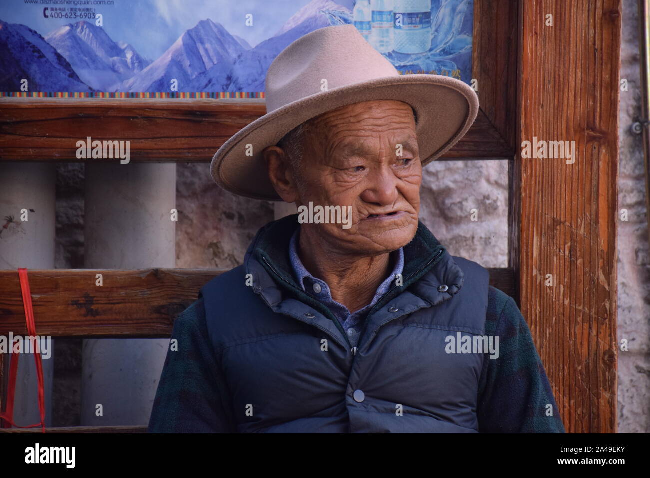 Old tibetan man hi-res stock photography and images - Alamy