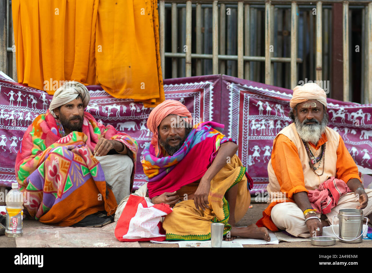 Street yogi hi-res stock photography and images - Alamy