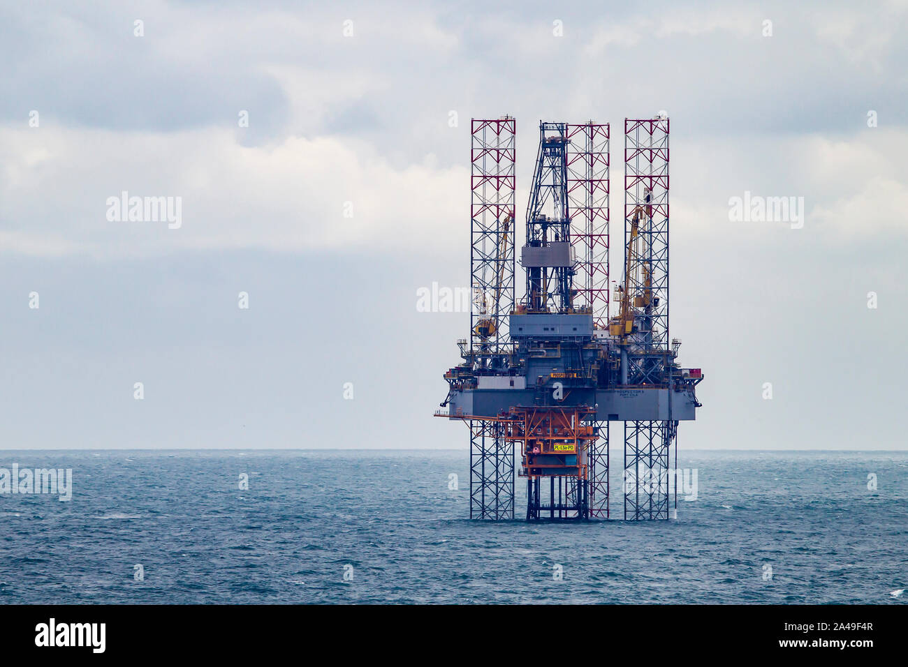 North sea oil rig hi-res stock photography and images - Alamy