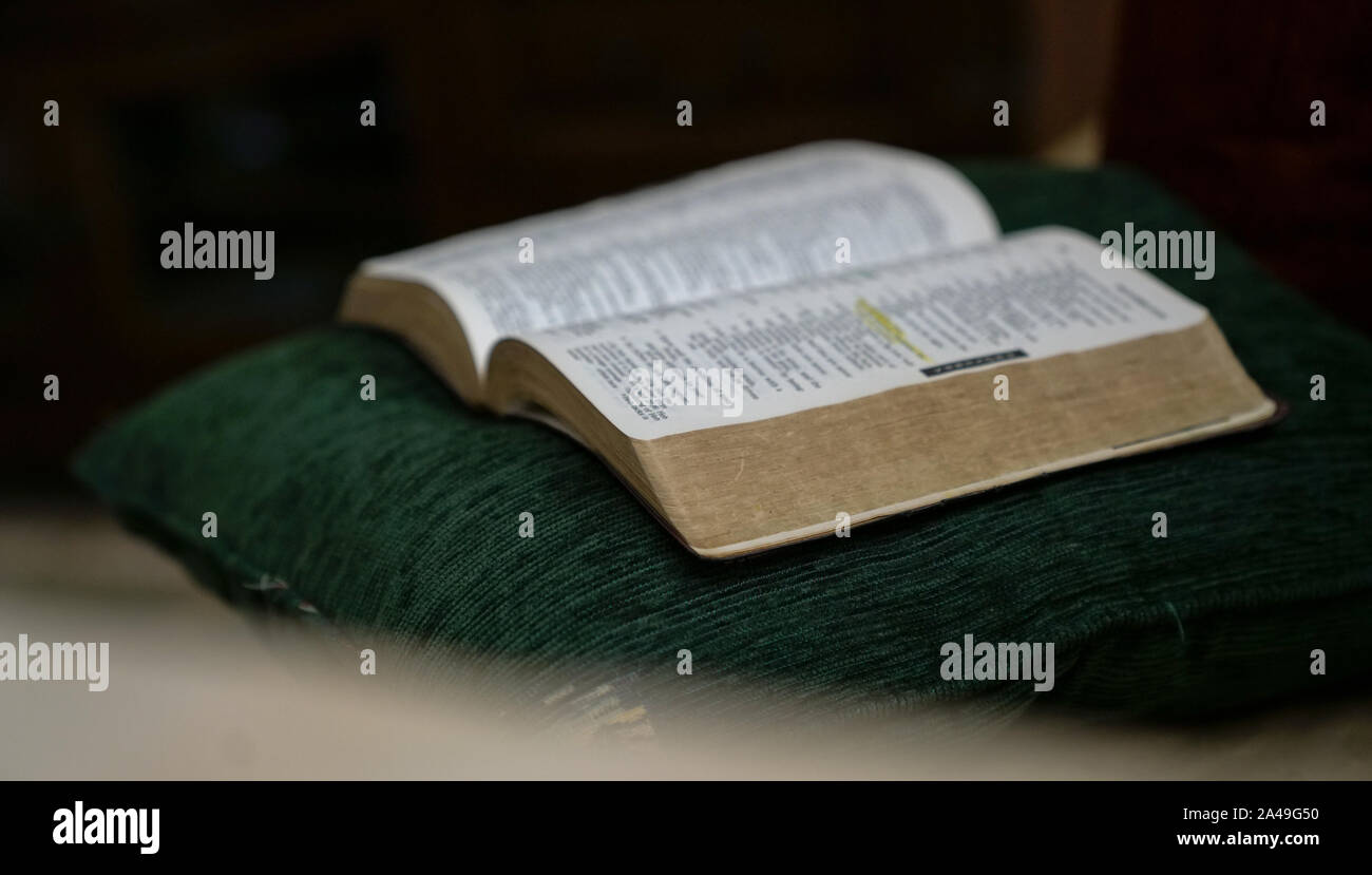 Church bible reading pastor hi-res stock photography and images - Alamy