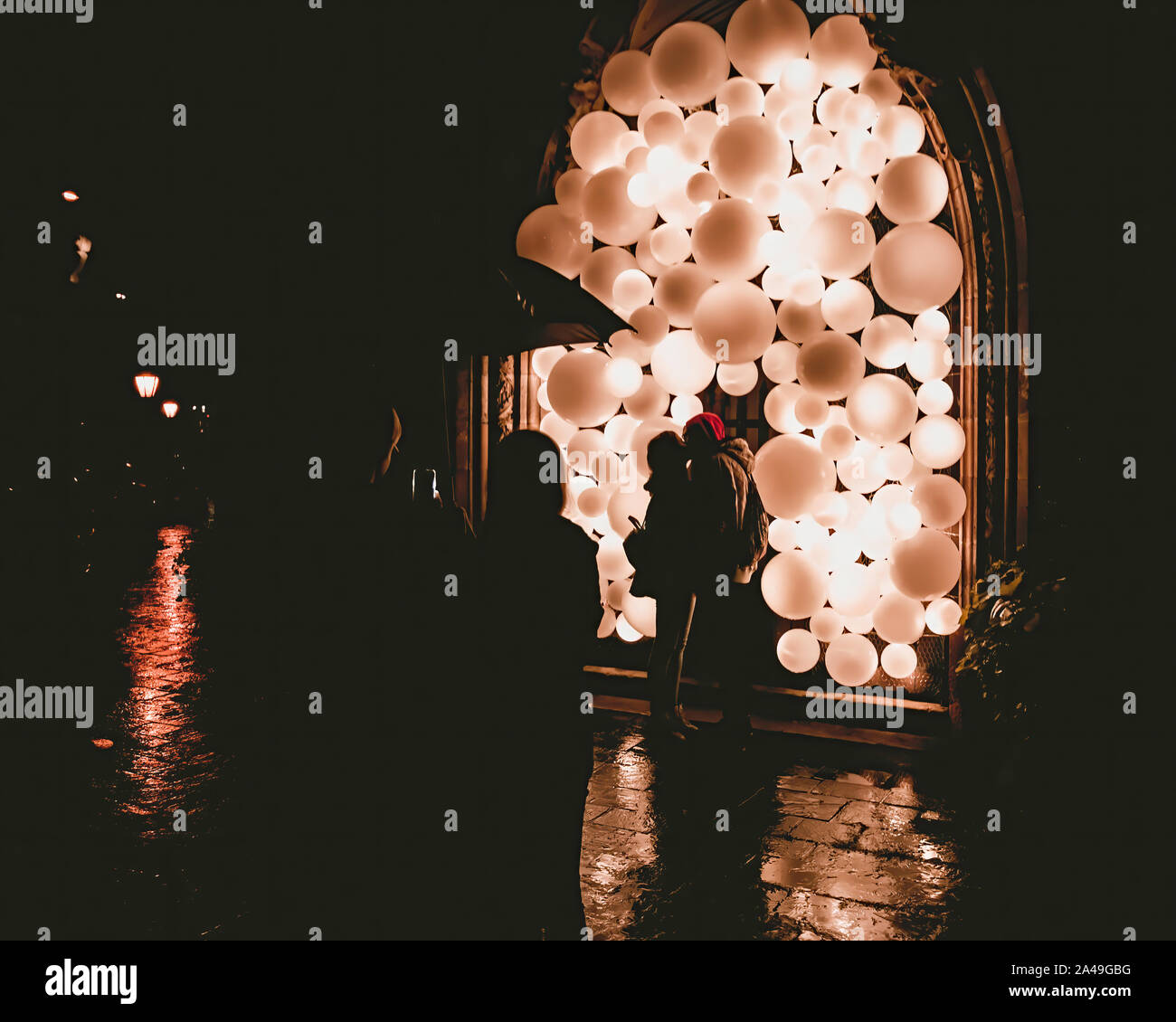 Romantic couple kissing night hi-res stock photography and images - Alamy