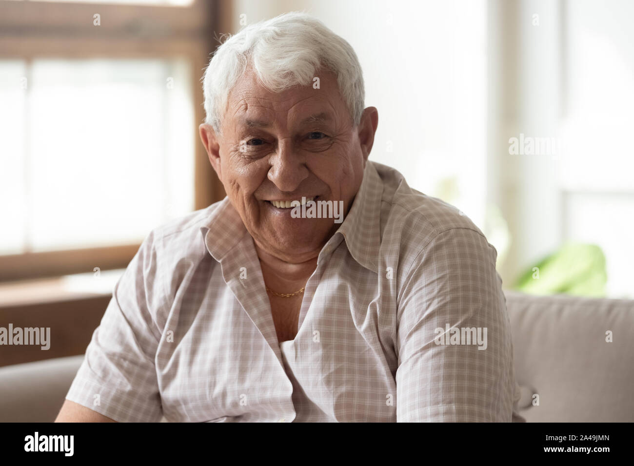 Elderly man seated hi-res stock photography and images - Alamy