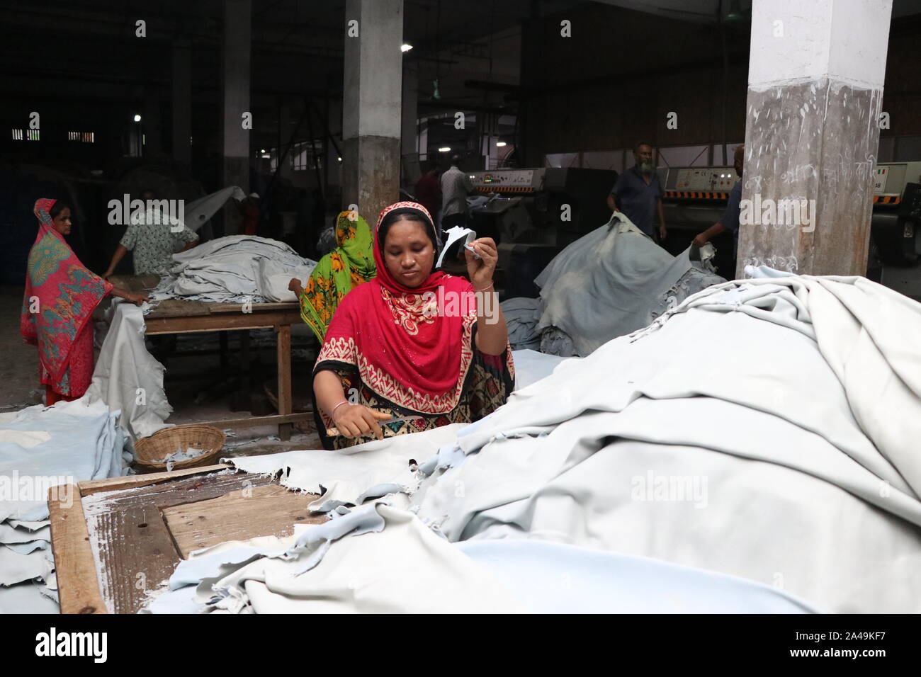 saver tannery workers Dhaka,Bangladesh 2019: Bangladeshi tannery ...