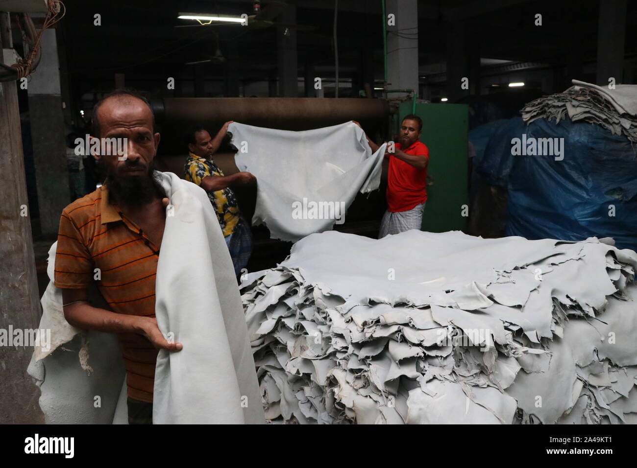 Tanneryworkersprocessrawleatherssaverinsidefactoryprocess hi-res stock ...
