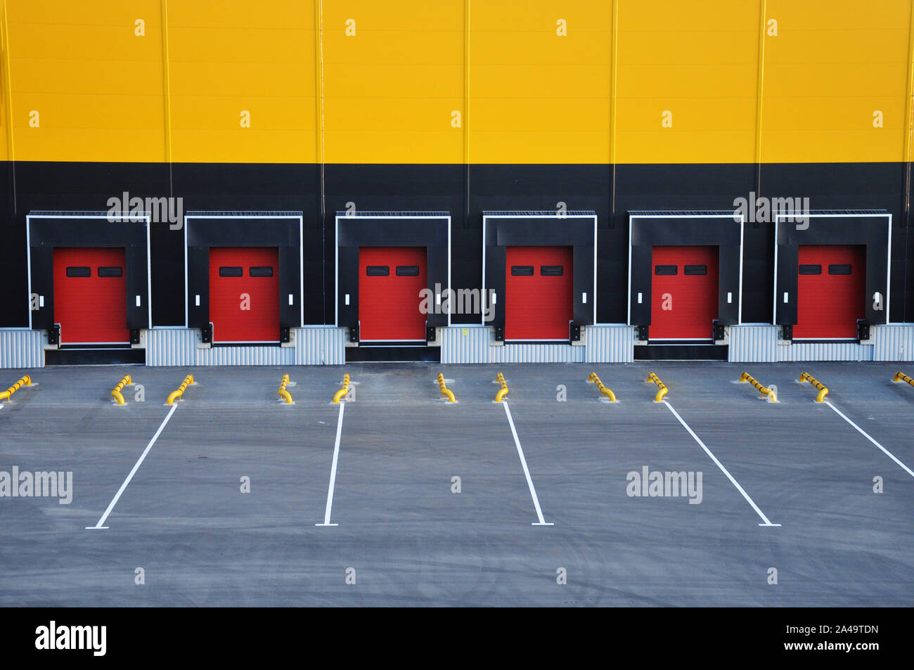 Empty loading dock hi-res stock photography and images - Alamy