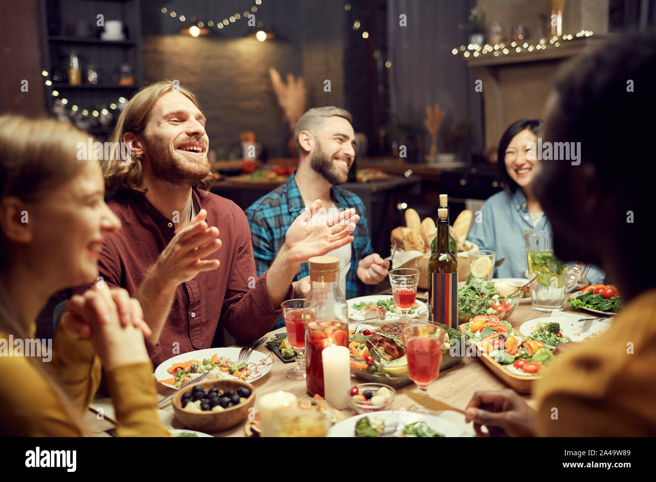 People sitting discussion tables hi-res stock photography and images ...
