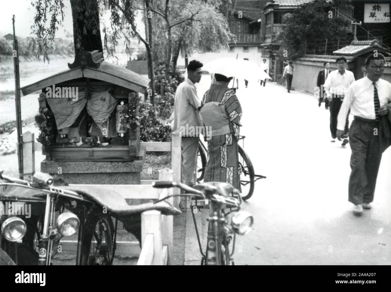 Japan street 1950s hi-res stock photography and images - Alamy