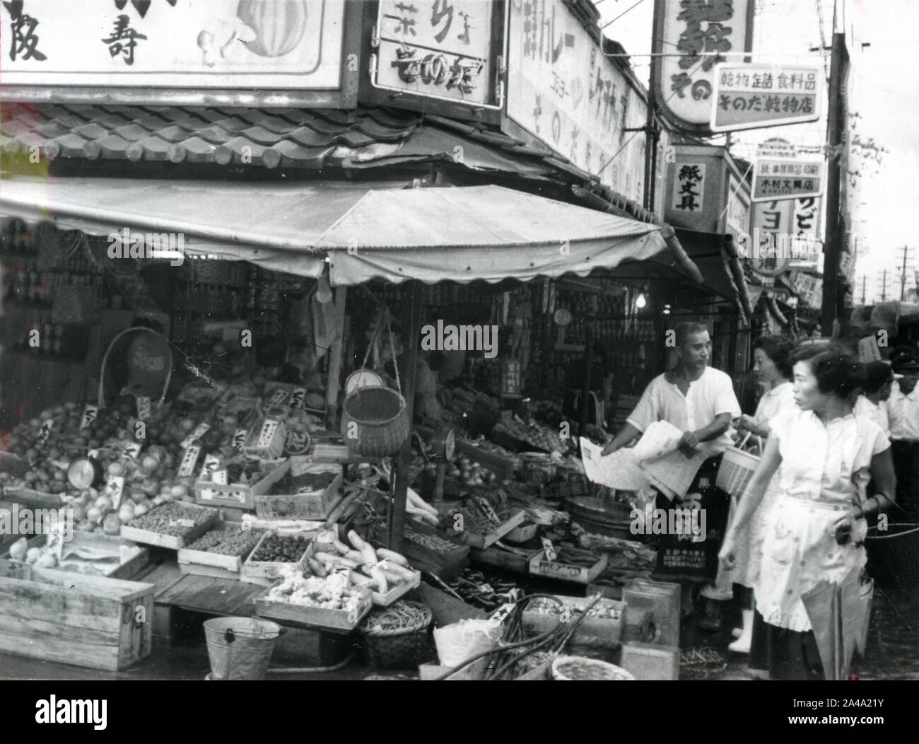 People at a Japanese market, 1958 Stock Photo - Alamy