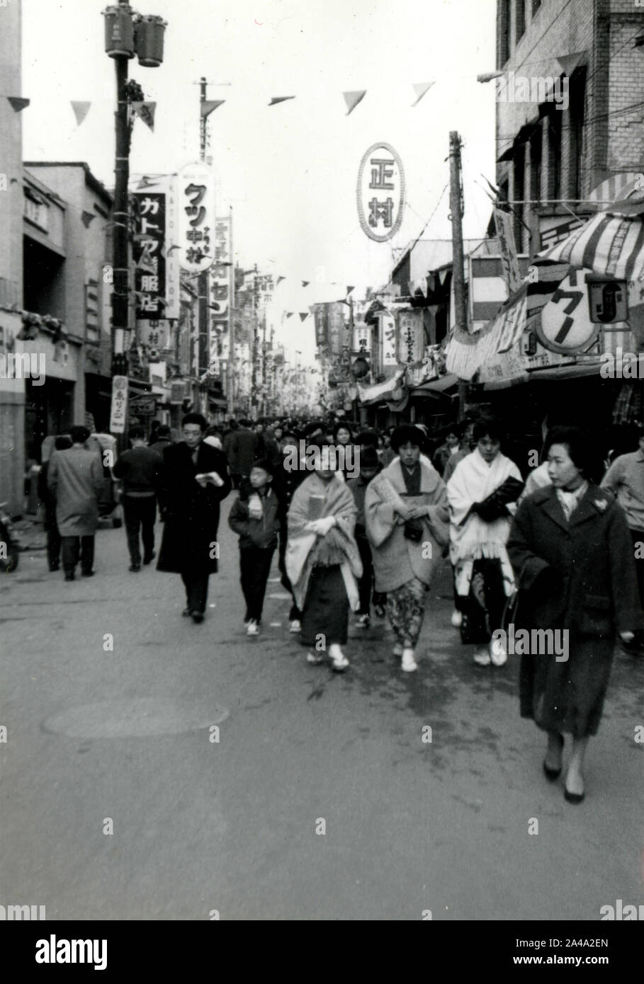 Street life at Kyomizudera, Kyoto, Japan 1958 Stock Photo - Alamy