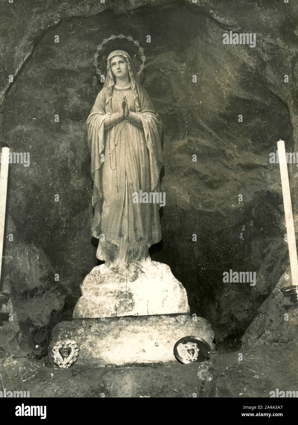 Statue of mary in a grotto hi-res stock photography and images - Alamy