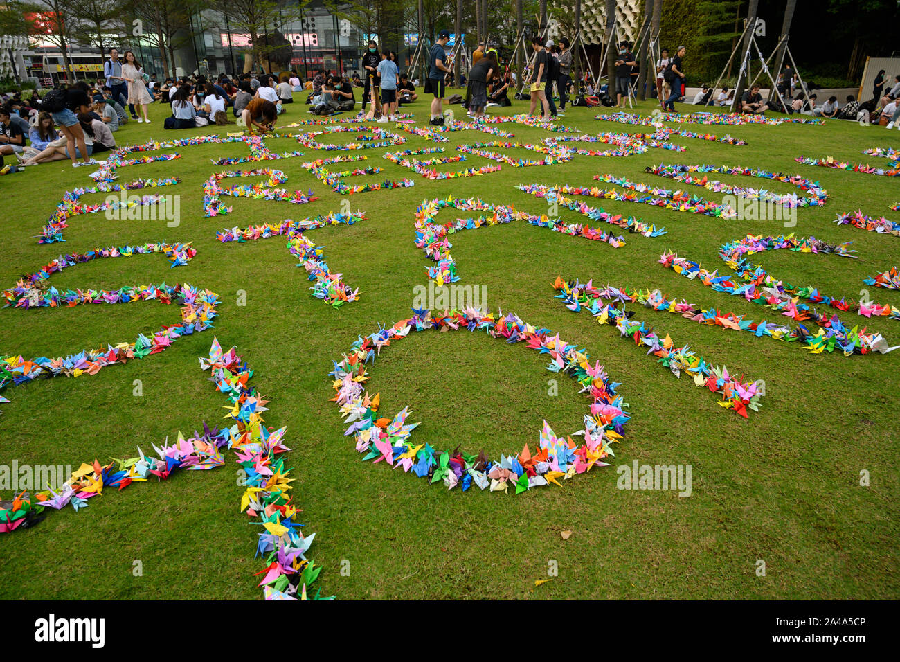 Hong kong paper cranes hi-res stock photography and images - Alamy