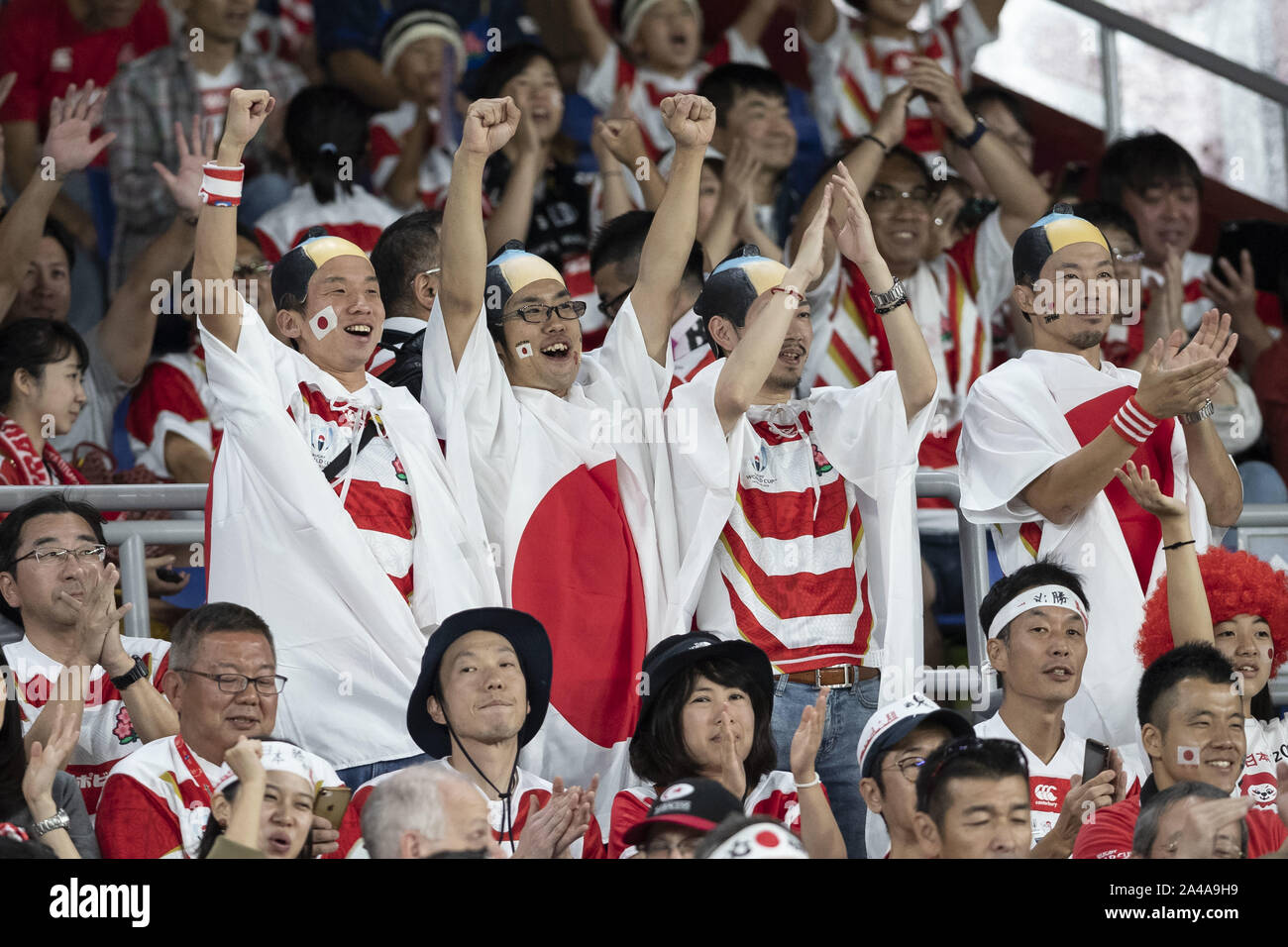 Supporters japan cheer team world hi-res stock photography and images ...