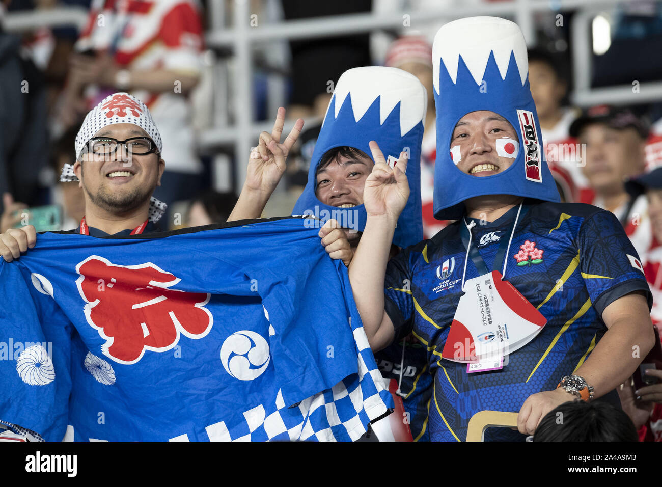 Supporters japan cheer team world hi-res stock photography and images ...
