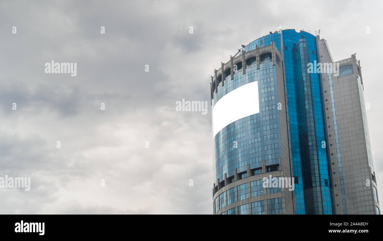 Skyscraper advertising billboard hi-res stock photography and images ...