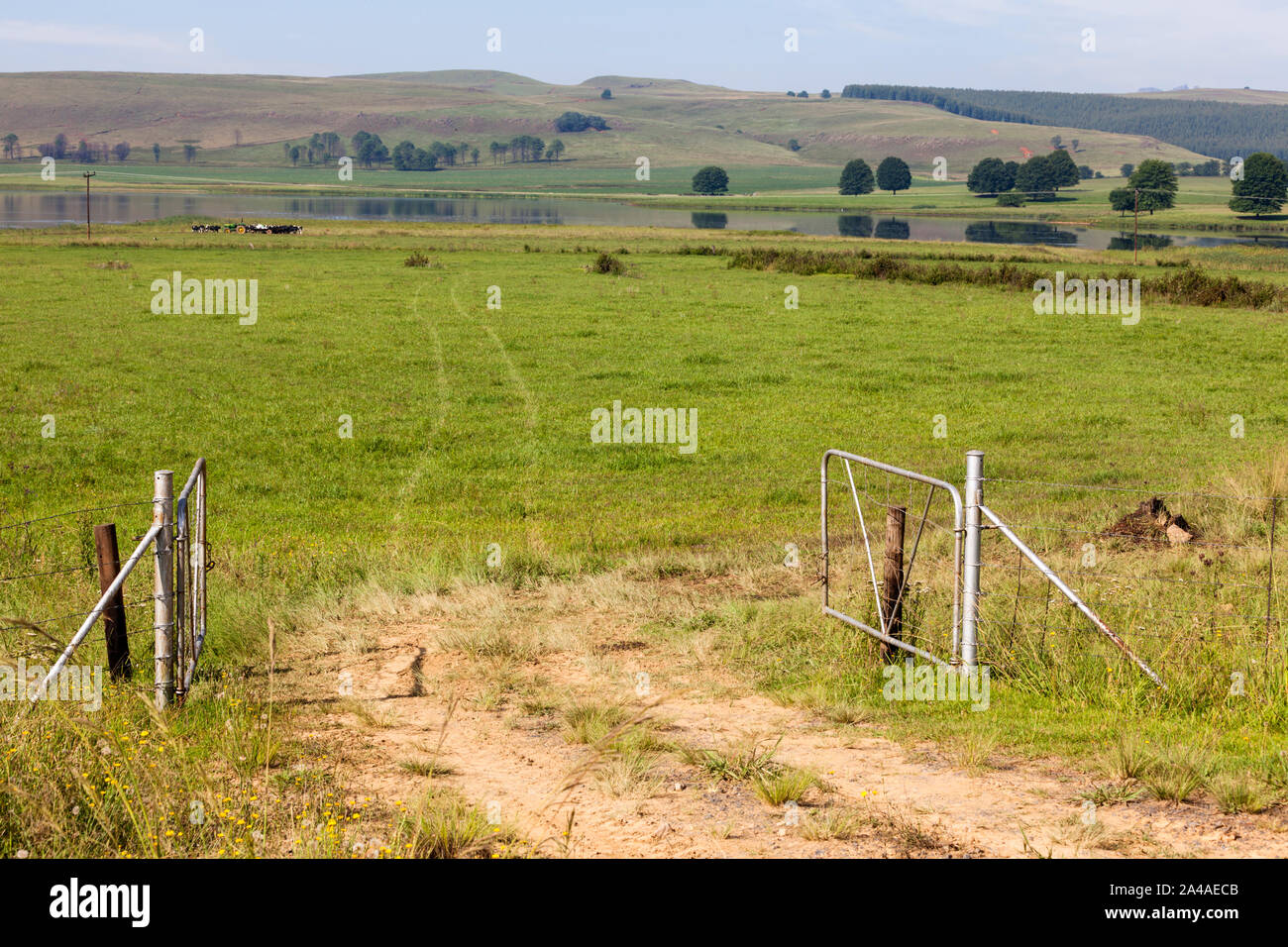 Open farm gate hi-res stock photography and images - Alamy