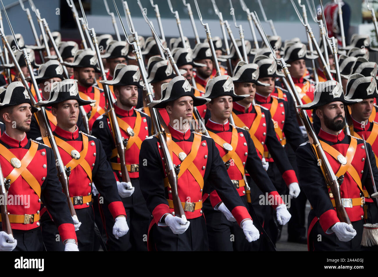 Spanish soldiers parade hi-res stock photography and images - Alamy