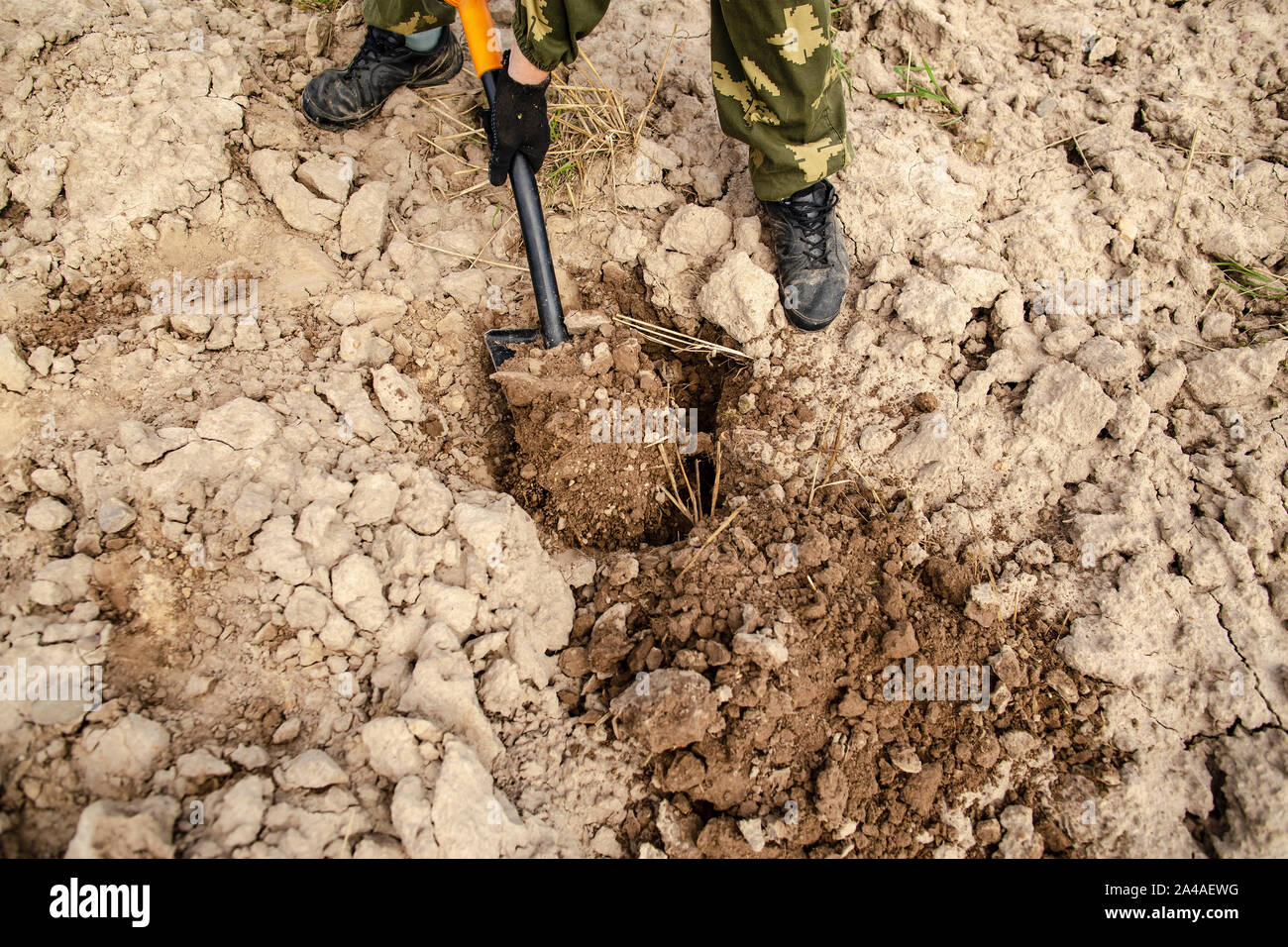 Old man digging ground hi-res stock photography and images - Alamy