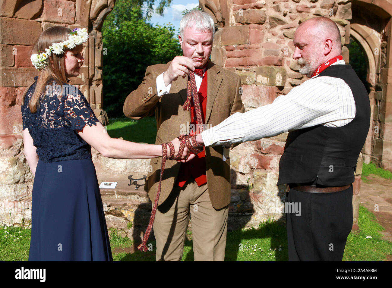 British handfasting ceremony hi-res stock photography and images - Alamy