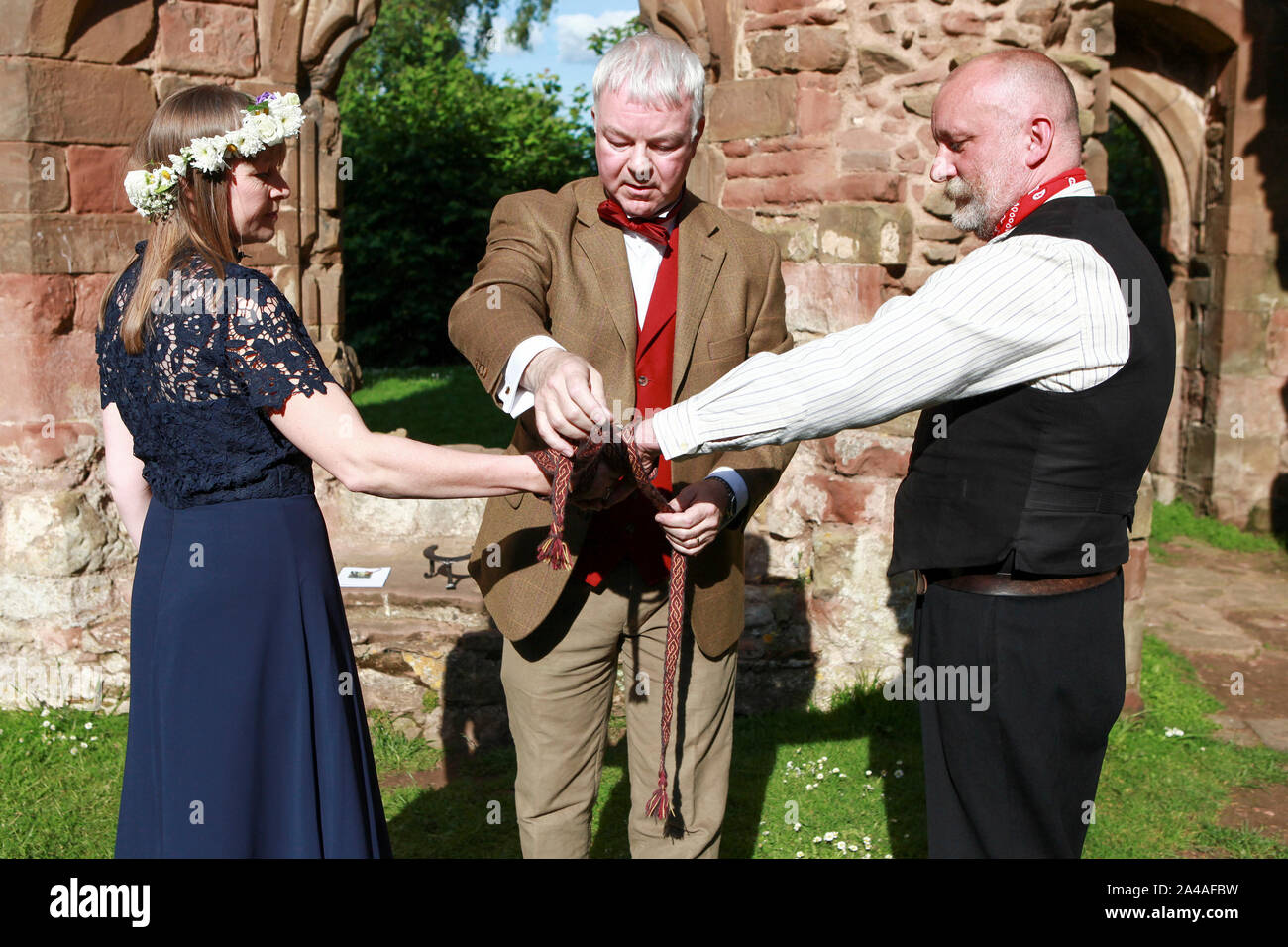 Medieval handfasting ceremony hi-res stock photography and images - Alamy