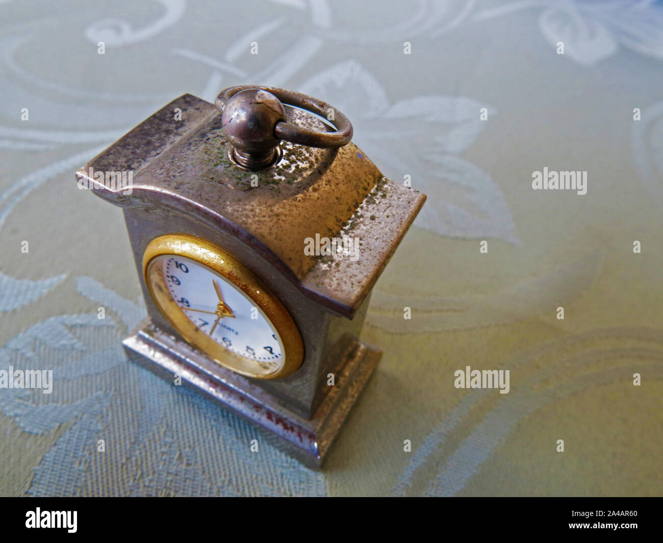 Old golden clock close hi-res stock photography and images - Alamy
