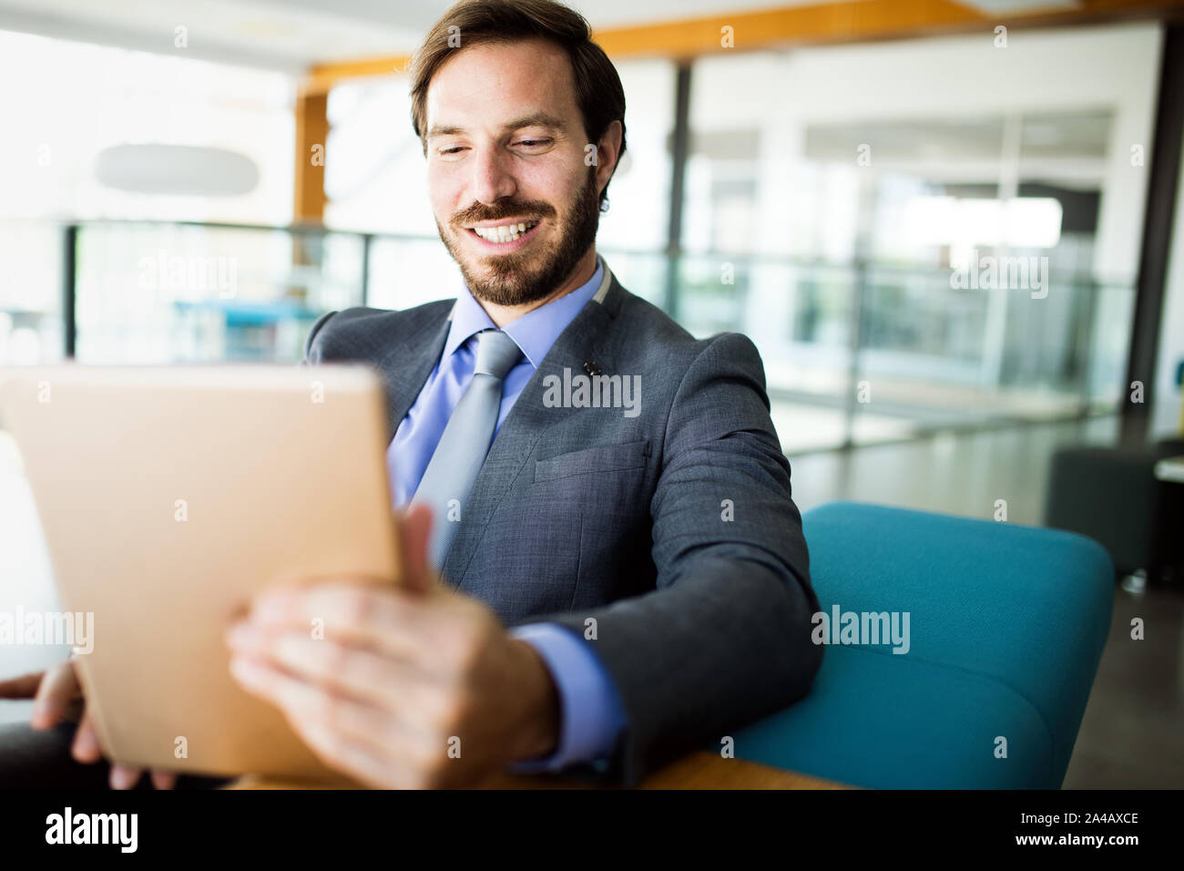Man multitasking reading online hi-res stock photography and images - Alamy
