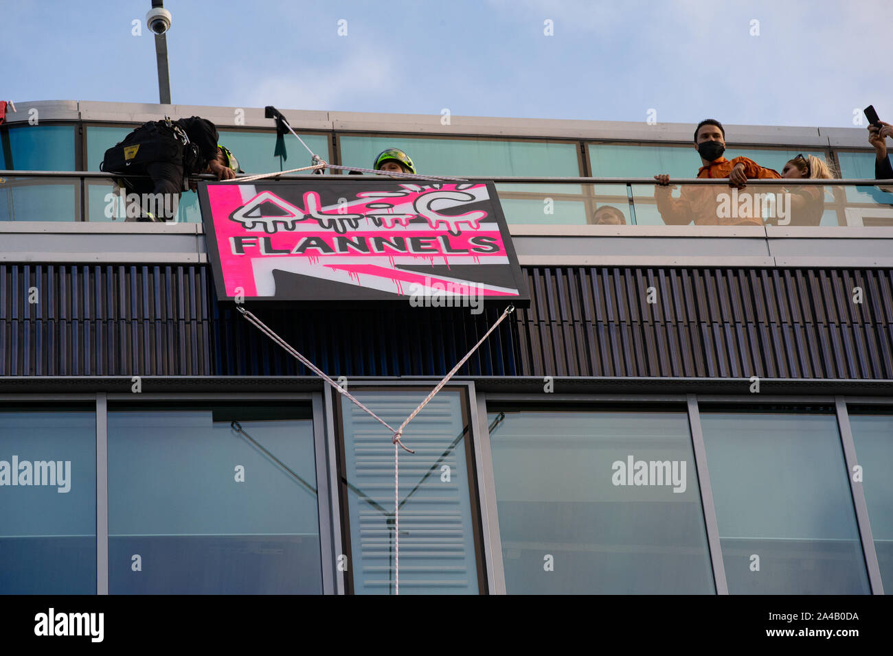 Street artist Alec Monopoly abseils down the Flannels store on Oxford ...