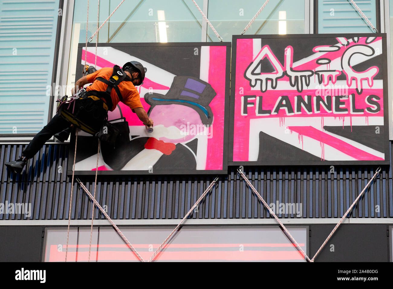 Street artist Alec Monopoly abseils down the Flannels store on Oxford ...