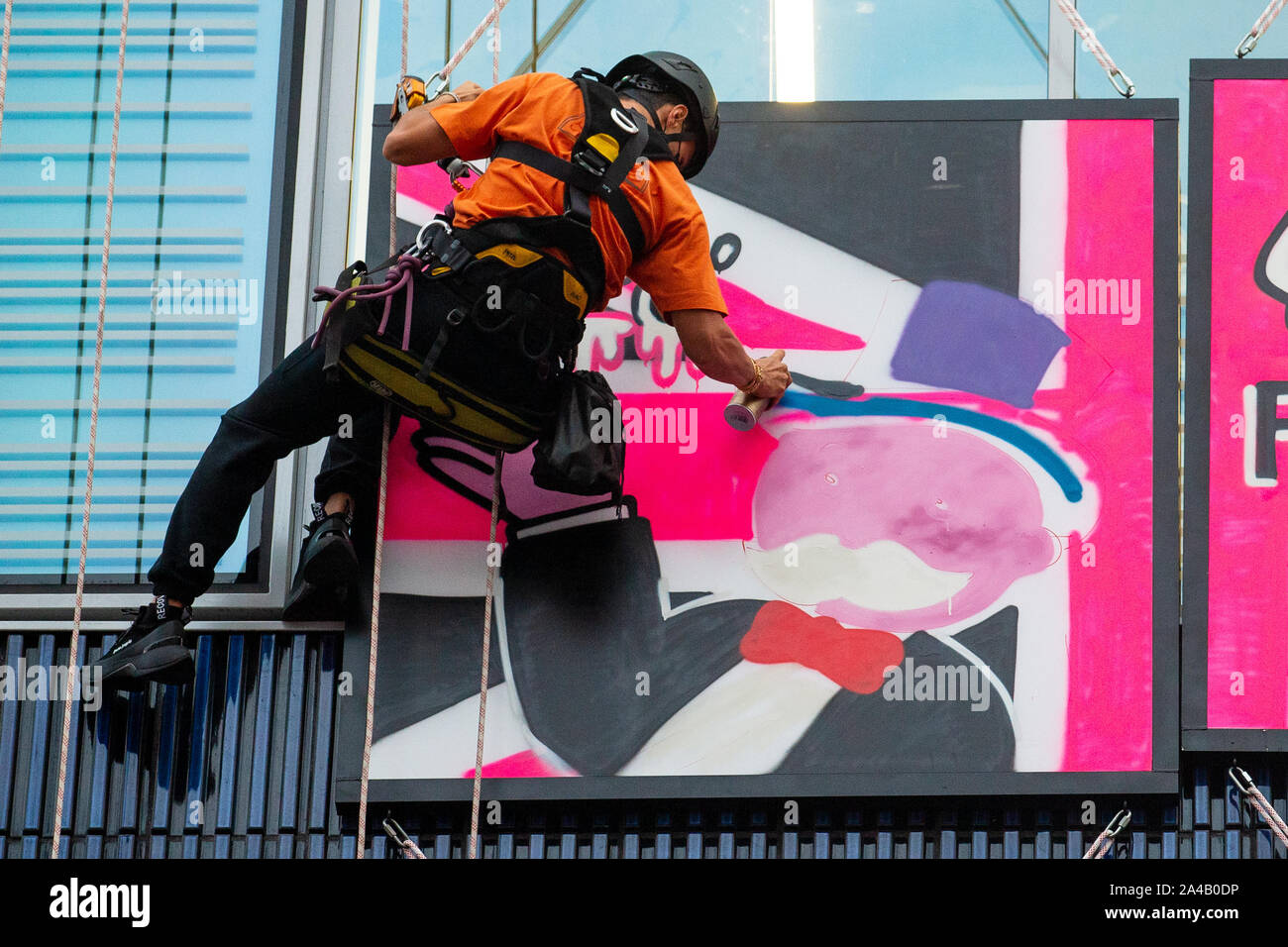 Street artist Alec Monopoly abseils down the Flannels store on Oxford ...