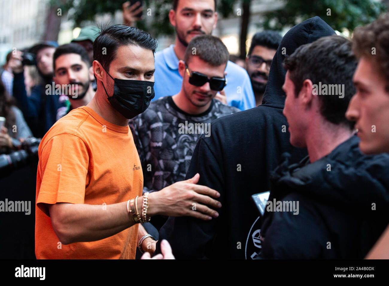Street artist Alec Monopoly abseils down the Flannels store on Oxford ...